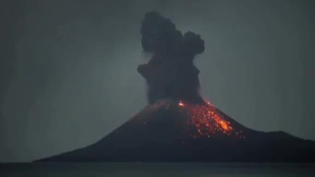 Unglaubliche Aufnahmen: Tödlicher Vulkan spuckt Lava und Asche! ⋆ ...