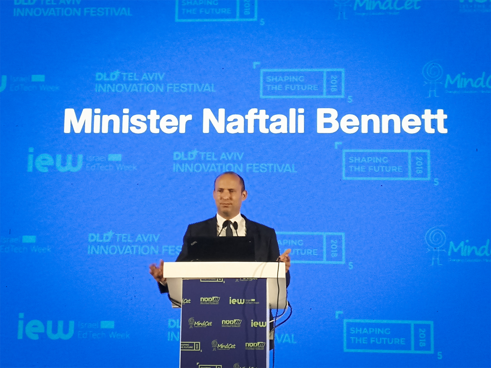 Hardliner Bennett löst Israels langjährigen Regierungschef Netanjahu ab ...